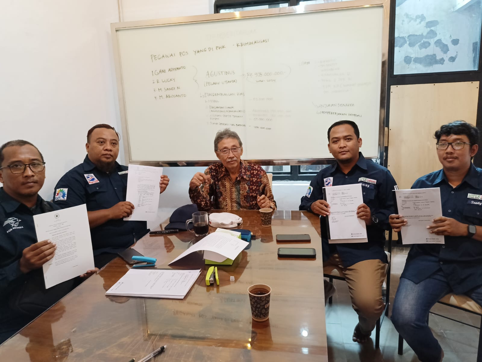 Terkatung-katung, 4 Pegawai PT Pos di PHK Sepihak - Cirebonpos